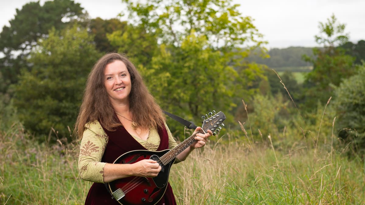 Dartington singer Selena Mara releases indie-folk single inspired by ...